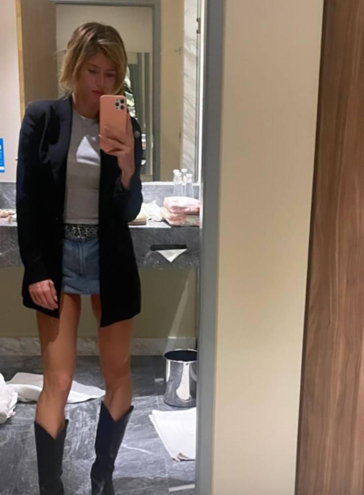 Camilla Giorgi looks breathtaking in this grey t-shirts and miniskirt ...